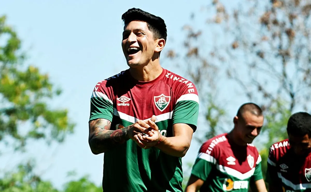 Torcidas do Fluminense se manifestam depois de retirada de faixas ...