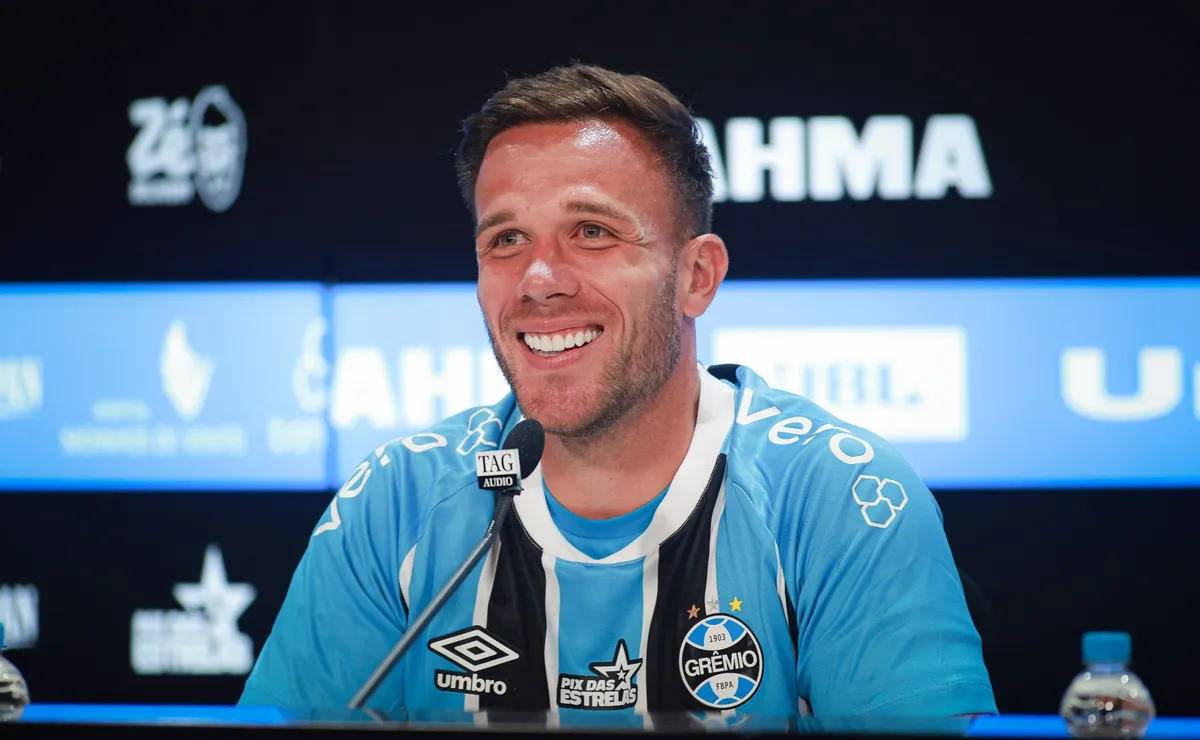 Arthur quebra o silêncio sobre permanência no Grêmio