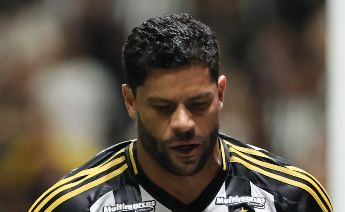 Hulk se posiciona no Atlético-MG e reclama da expulsão de Vitor Hugo