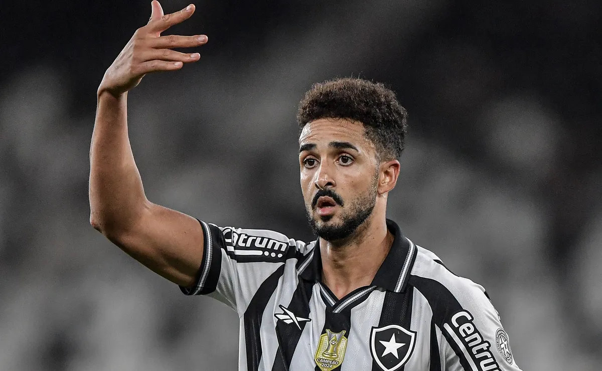 Chris Ramos, do Botafogo, será julgado no STJD por expulsão contra Galo