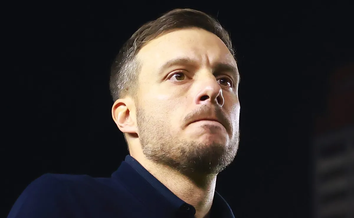 Martín Anselmi mostra incômodo com qualidade dos gramados do CT do Botafogo