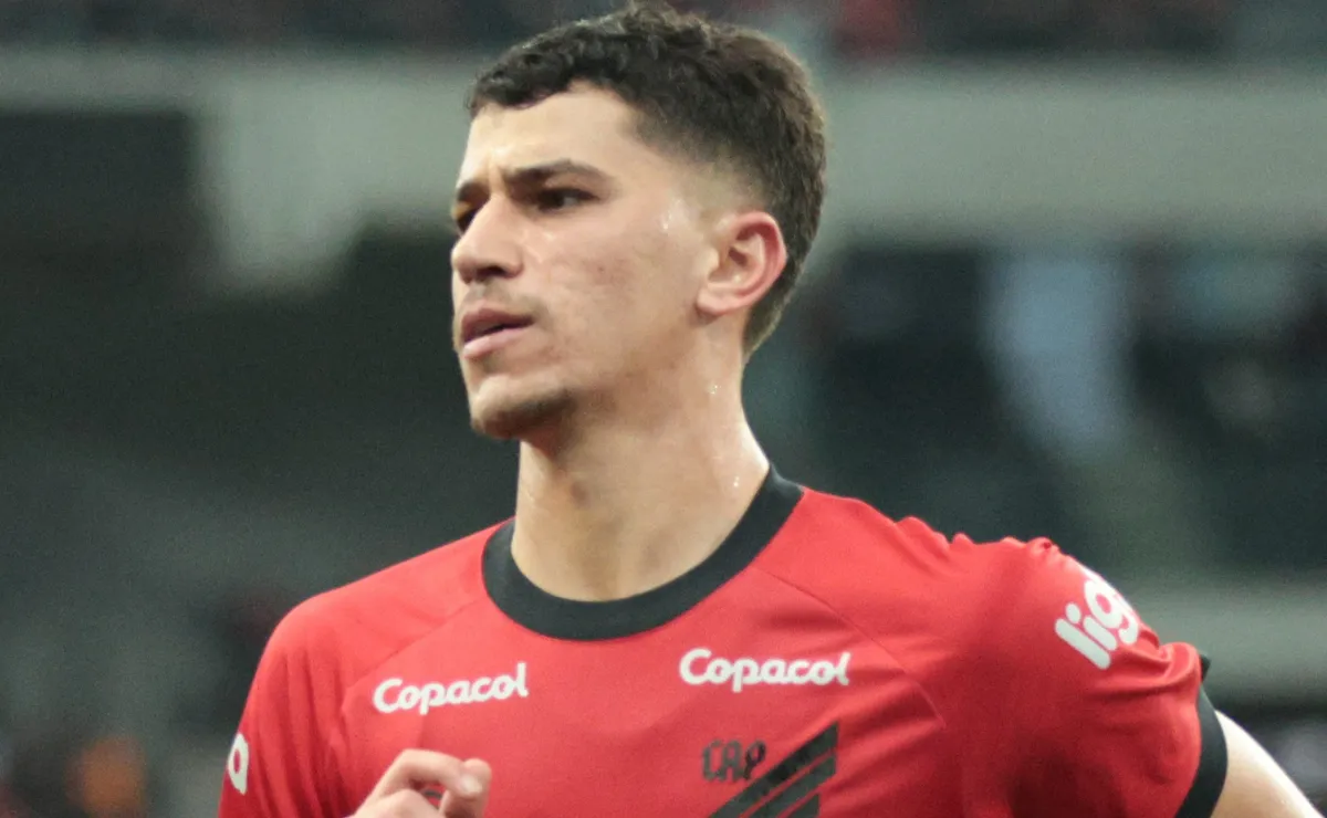 Vitor Bueno rescinde com clube japonês e fica livre no mercado