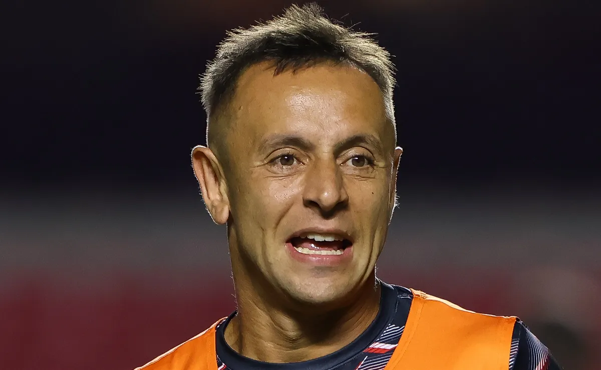 Rafinha anuncia oficialmente volta ao São Paulo