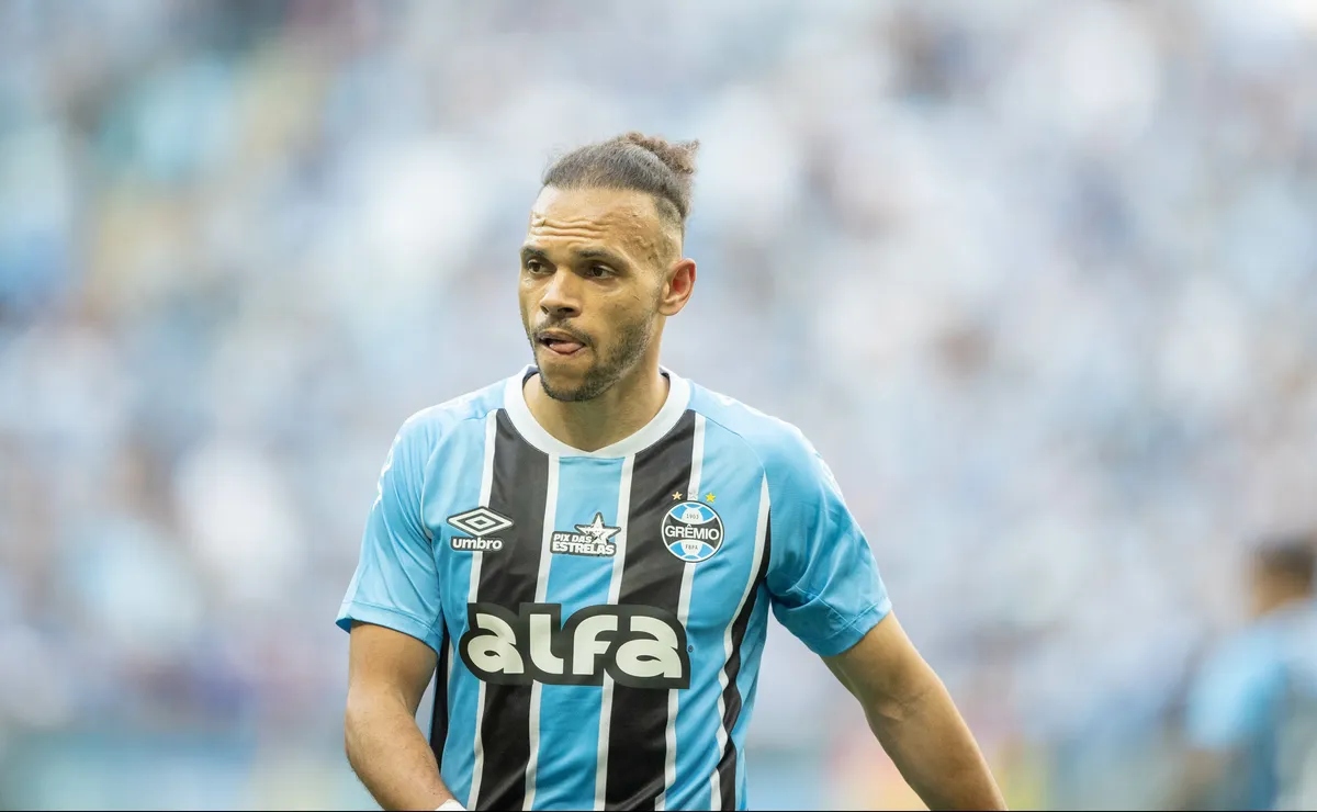 Grêmio define aumento salarial e Braithwaite terá maior salário do elenco