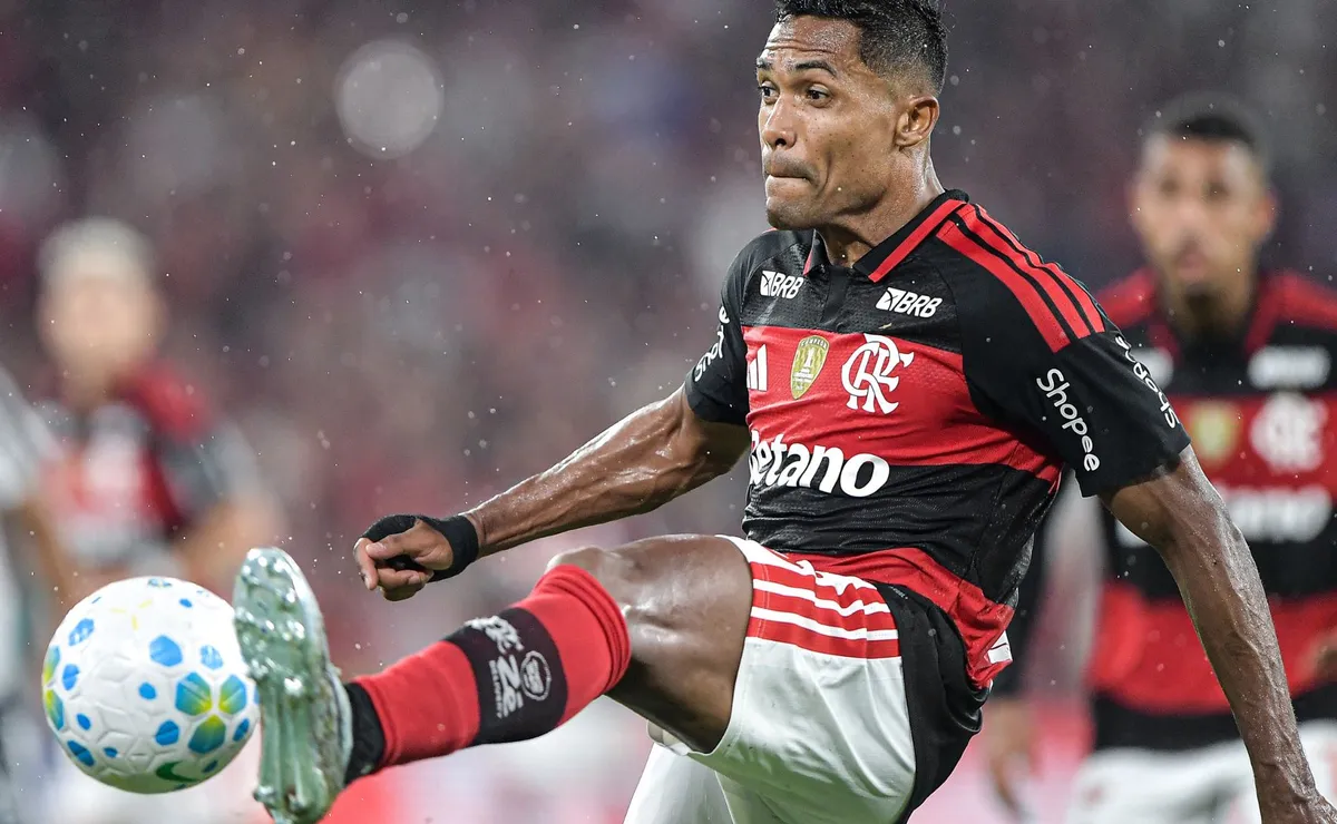 Flamengo espera decisão de Alex Sandro para buscar novo lateral