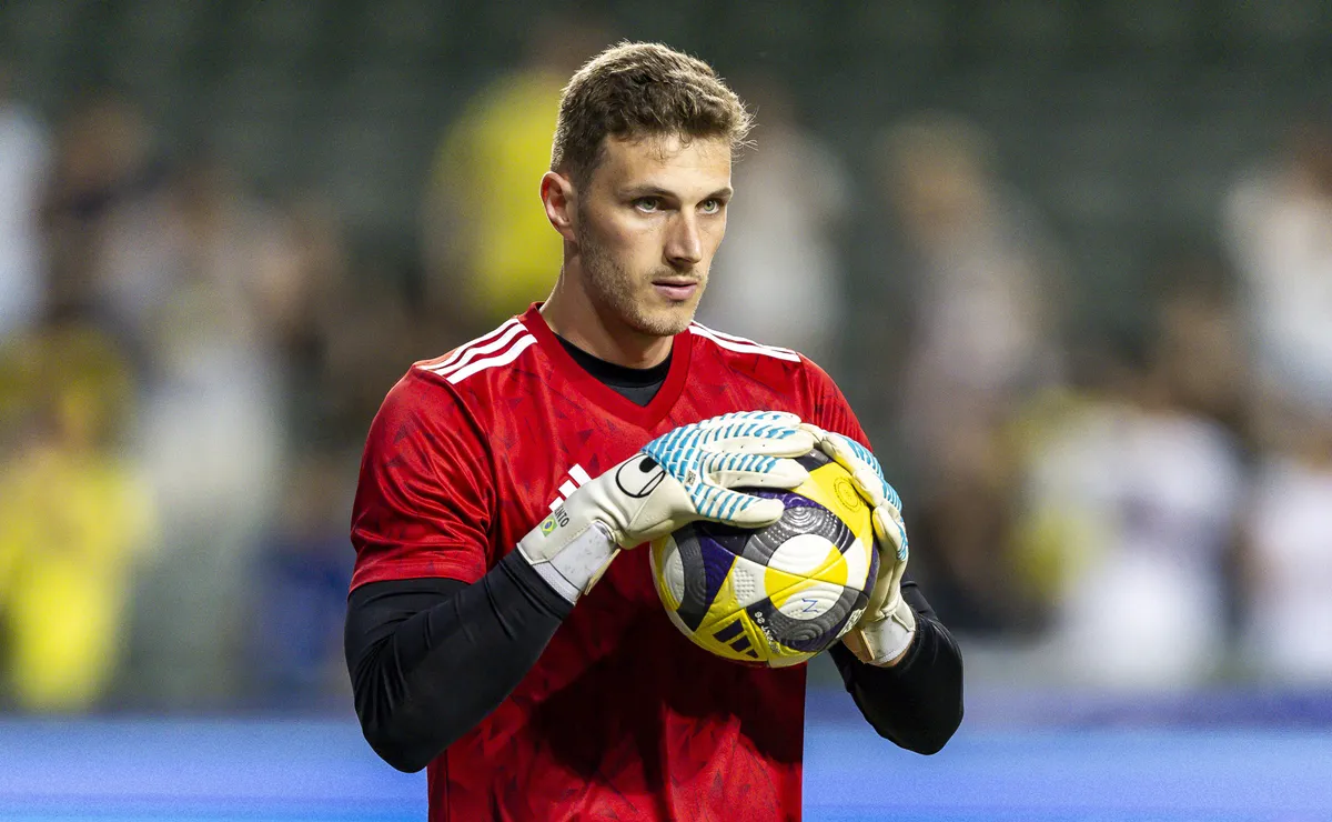 Bento, ex-goleiro do Athletico-PR, chama a atenção com falha no Al-Nassr