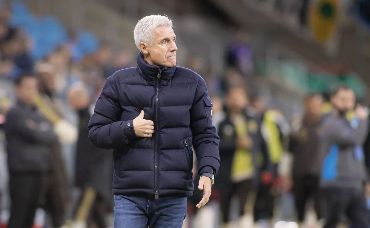 Luís Castro pede e Grêmio define chegada de lateral e "camisa 10"